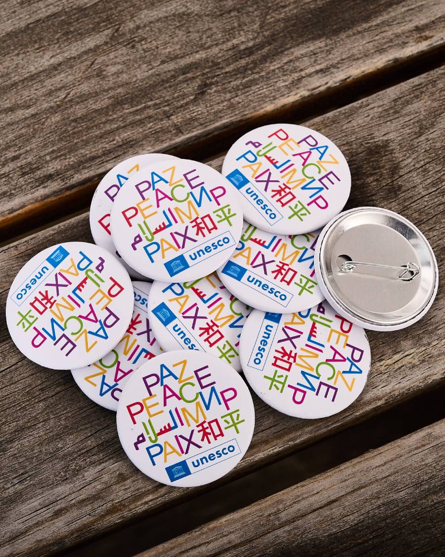 Peace pin badge | UNESCO Shop