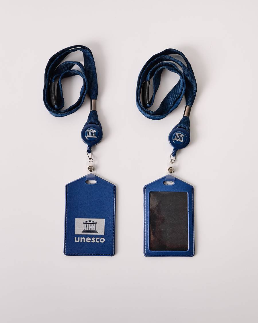 Porte-badge bleu ou noir | UNESCO Shop